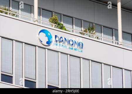 Enseigne et logo sur le bâtiment du siège social de Danone. Danone est ...