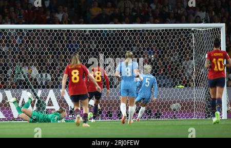 La gardienne anglaise Mary Earps ne parvient pas à empêcher l'espagnole ...