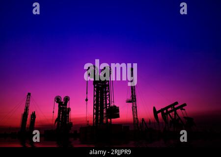 Machines de pompage de pétrole en fonctionnement, scène d'extraction de ...