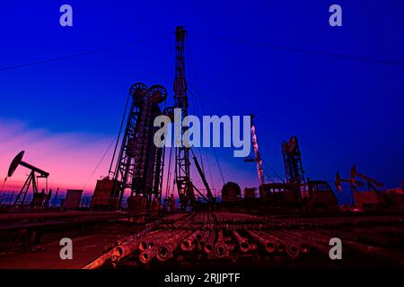 Machines de pompage de pétrole en fonctionnement, scène d'extraction de ...