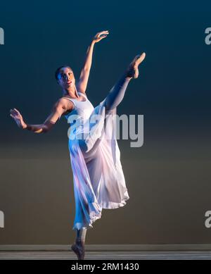 Ashley Mayeux, danseuse d'Alvin Ailey, se produisant au festival ...