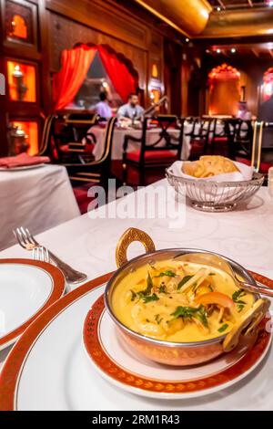 Erha Kari, crevettes du golfe au curry de noix de coco, avec graines de ...