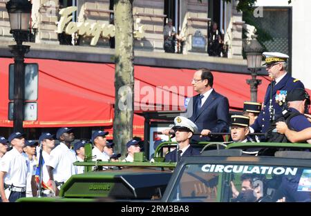 Le chef d'état-major de l'armée, l'amiral Edouard Guillaud, et le ...