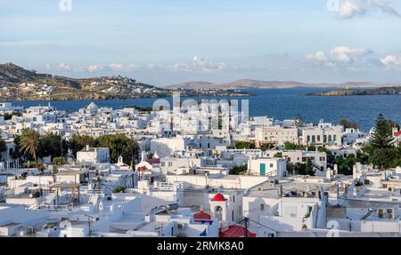 Vue sur les maisons blanches des Cyclades et les moulins à vent dans la ...
