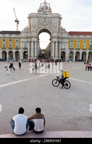 La place du Commerce a été le site du Palais Royal de Lisbonne pendant ...