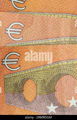 Billets en euros d'une valeur nominale de dix euros, un gros plan d'un ...
