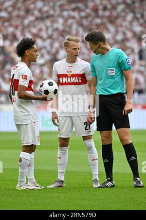 Enzo Millot (VfB Stuttgart, #08) beim Schuhwechsel an der Seitenlinie. Borussia Moenchengladbach ...