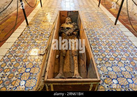 Cercueil avec momie couchée sur le sol, haut du corps, Catacombe dei ...