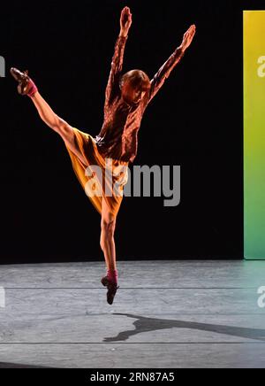 La ballerine de renommée mondiale Sylvie Guillem (L) danse dans sa ...