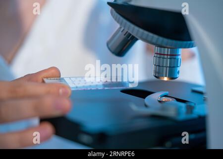 Étude de la structure cellulaire : les microscopes permettent de ...