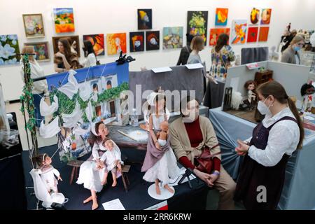 210220 -- MOSCOU, le 20 février 2021 -- Un visiteur portant un masque facial est vu à travers ...