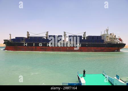 230621 -- SUEZ ÉGYPTE, le 21 juin 2023 -- Un navire navigue sur le canal de Suez dans la ...