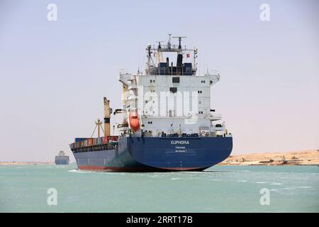 230621 -- SUEZ ÉGYPTE, le 21 juin 2023 -- Un navire navigue sur le canal de Suez dans la ...