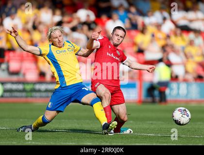 Aaron Lewis de Mansfield Town (à gauche) et Alfie Devine de Port Vale ...