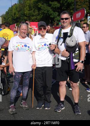 Bill Cooksey (au centre), 102 ans, de Newton Aycliffe pose pour une ...