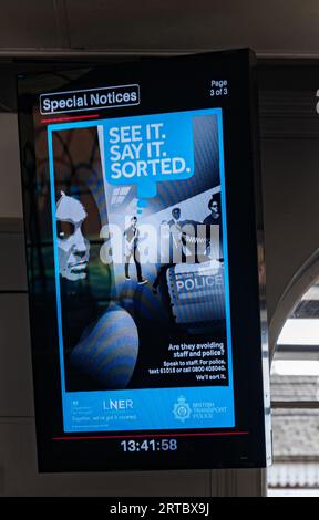 Grantham, Lincolnshire, Royaume-Uni – panneau d'affichage électronique ...