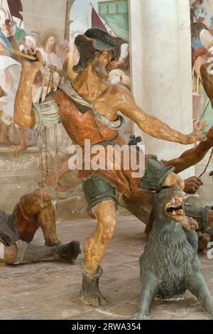 La flagellation de Jésus. Scène de figures en terre cuite grandeur ...