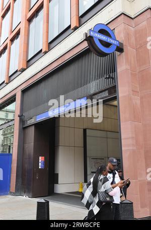 La gare de Bond Street a été transformée en gare de Burberry Street ...