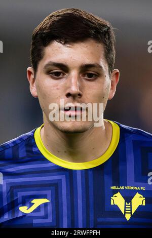 Juan Manuel Cruz de Hellas Verona FC concourt pour le ballon avec ...