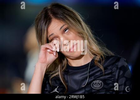 PARIS, FRANCE - SEPTEMBRE 19 : Ambre Godillon (hôte du PSG) regarde ...