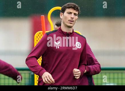 Aston Villa's Pau Torres (au centre) lors d'une séance d'entraînement ...