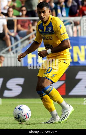 L'attaquant marocain de Frosinone Walid Cheddira marque contre SSC ...