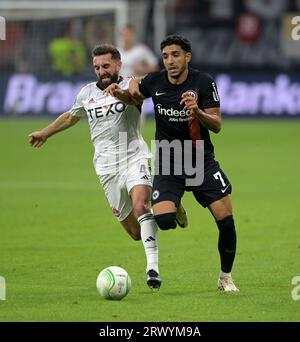 Omar Marmoush (re) gegen Graeme Shinnie fotografiert beim Fußball ...