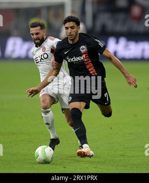 Omar Marmoush (re) gegen Graeme Shinnie fotografiert beim Fußball ...
