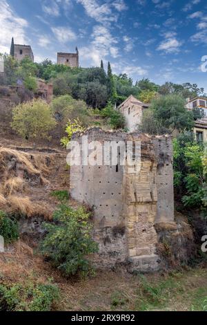 Vue imprenable sur la colline Sabika avec les ruines des remparts, des ...