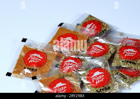 Pile de sachets d'assaisonnement ou sachet de Pizza Hut, une chaîne de ...