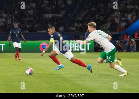 Nathan Collins d'Irlande, Kylian Mbappe de France lors de l'UEFA Euro ...