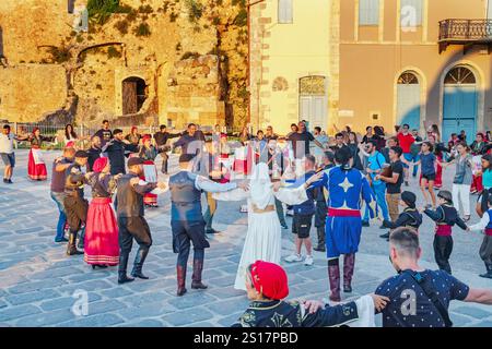 Groupe de personnes qui exécutent la danse traditionnelle grecque, la ...