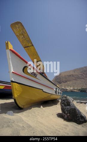 La baie et la plage de la ville de Tarrafal sur l'île de Santiago sur ...
