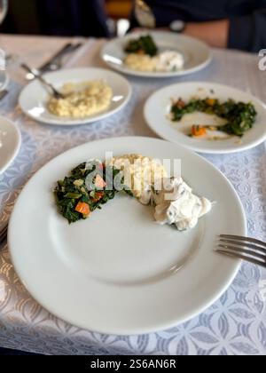 Bain turc et grec Table à manger traditionnelle avec de l'alcool ...