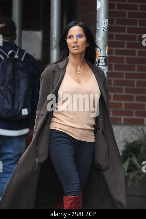 La personnalité de la télévision Padma Lakshmi est légèrement habillée ...