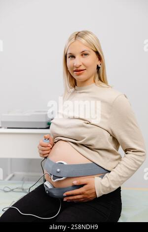 Femme enceinte vérifiant le rythme cardiaque fœtal par surveillance ...