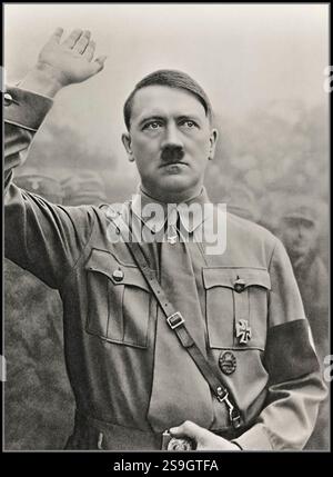 Adolf Hitler 1930 salut en plein air en uniforme sa Sturmabteilung avec ...