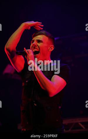Asher Knight se produit lors d'une soirée avec Will Young à l'Apollo ...