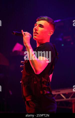 Asher Knight se produit lors d'une soirée avec Will Young à l'Apollo ...