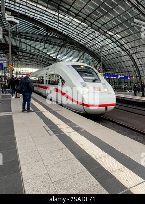Eisenbahnverkehr à Berlin HBF Intercity Express Zug der Deutschen Bahn ...