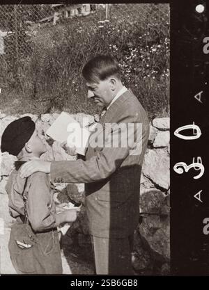 Le chef nazi Adolf Hitler avec des écoliers Photo Stock - Alamy