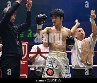 Tokyo, Japon. 18 janvier 2025. Le champion Mikito Nakano (gants noirs) lance une gauche contre ...