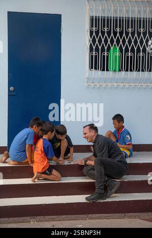 Philippines, Manille, Matthieu Dauchez, prêtre français à la tête de la ...