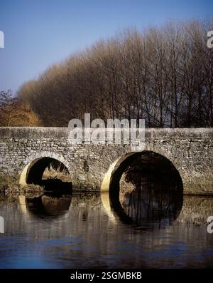 Trespuentes le pont sur la rivière Zadorra. Avec les treize arches ...