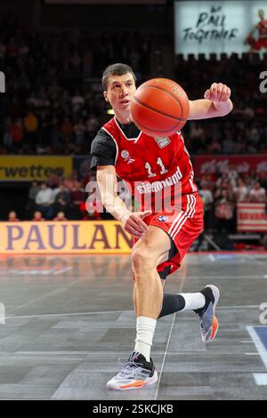 Vladimir Lucic (Bayern Basketball, #11) blockt Mike Daum (Anadolu Efes ...