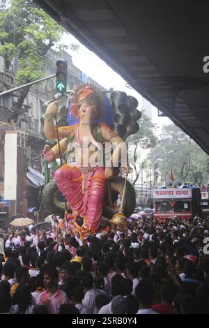 Une idole gigantesque du Dieu hindou à tête d'éléphant Ganesh, conduite ...
