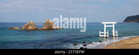 Vue panoramique sur le torii Sakurai Futamigaura à Itoshima, Fukuoka ...