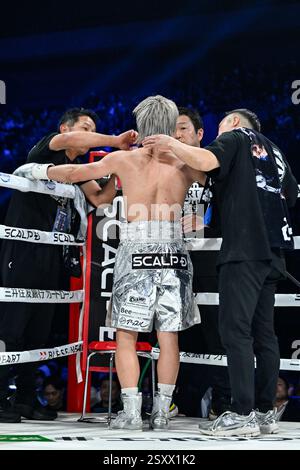 Tenshin Nasukawa, du Japon, lors de leur match de boxe de 10 manches sans titre à l'Ariake Arena ...