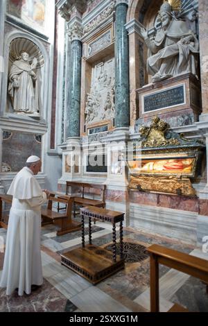 Photo - le pape François prie devant le tombeau du pape Pie V dans la ...