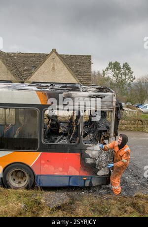 La scène après un incendie de bus a été éteinte par des pompiers à ...